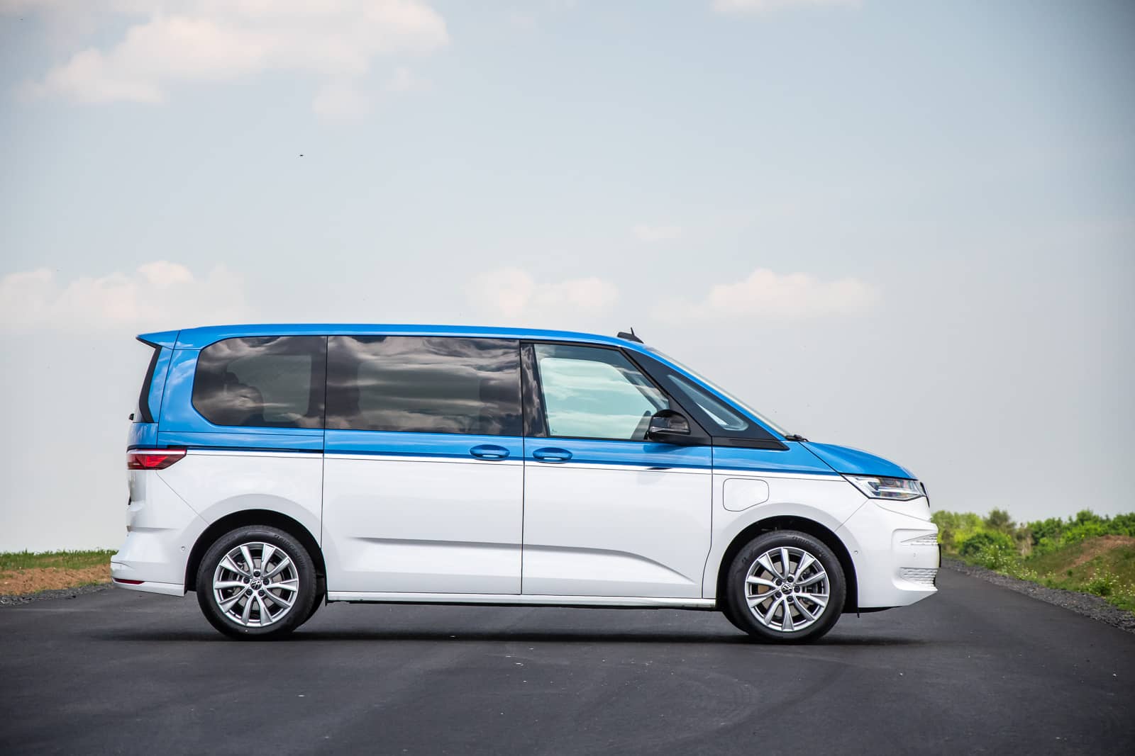 Test Volkswagen Multivan T7 e-Hybrid: konstrukcí i pohonem trhá partu ...