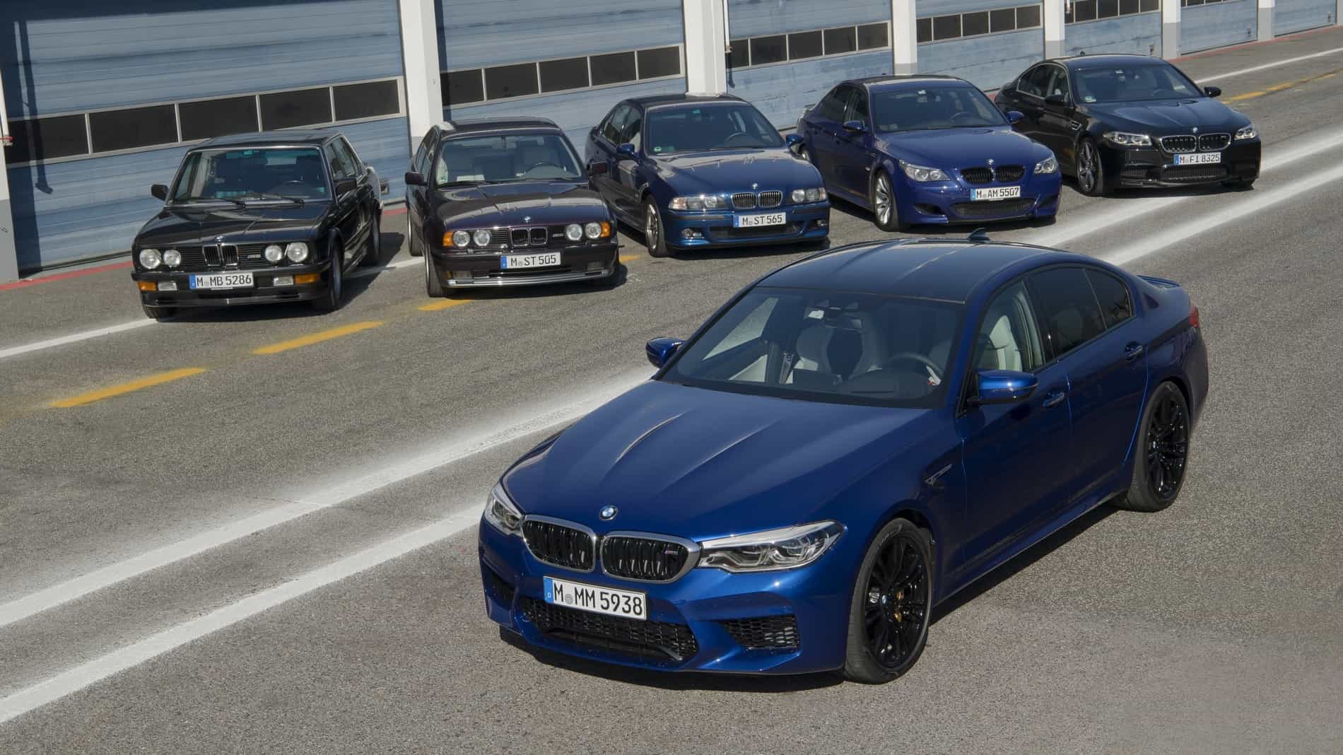 Prohlédněte si BMW M5 a jeho ikonické předchůdce na třech stovkách ...
