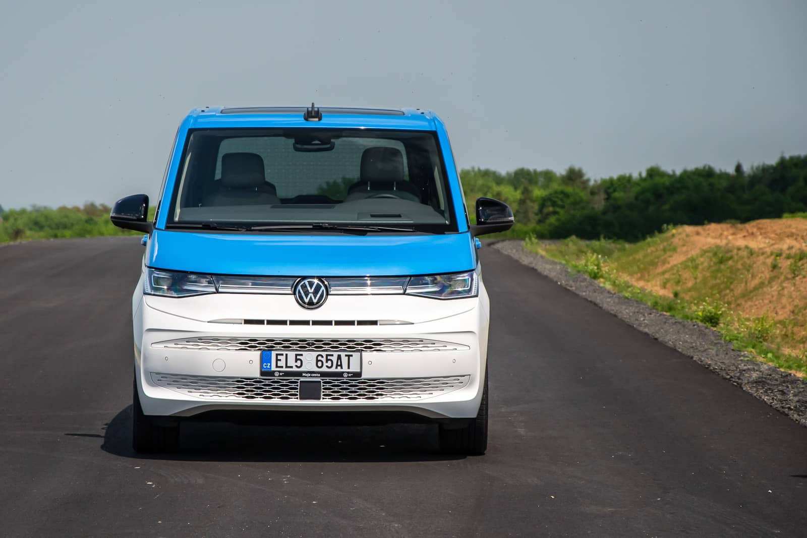 Test Volkswagen Multivan T7 e-Hybrid: konstrukcí i pohonem trhá partu ...