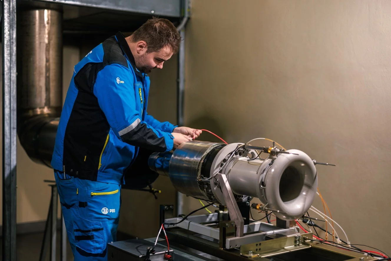 Tady vznikají součástky pro CERN a brzy i pro „české“ F-35. Výrobu ...