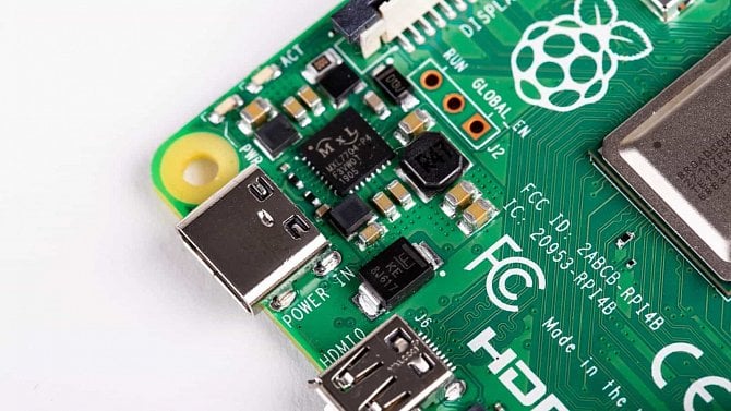 Raspberry Pi 4 zlevňuje a opravuje nepříjemnou chybu s USB-C - Cnews.cz