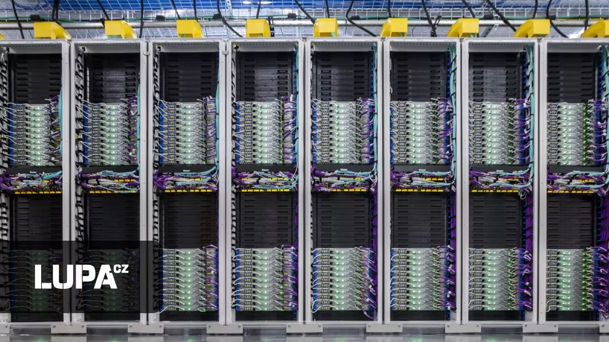 Microsoft má vlastní procesor a AI čip, JetBrains v Česku zaplatili ...