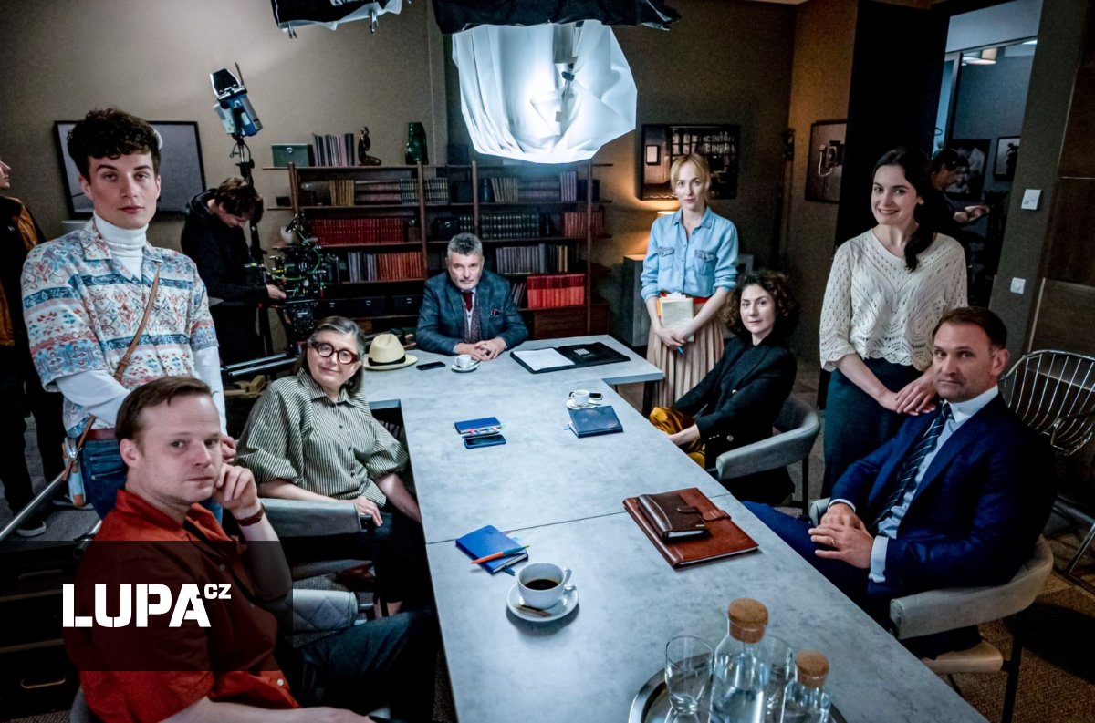 Netflixový hit Call My Agent bude mít českou verzi, natáčí ji Prima ...