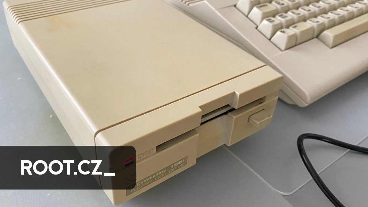 Třetí zastavení u počítače Commodore 64: 3,5" disketovka Commodore 1581 ...