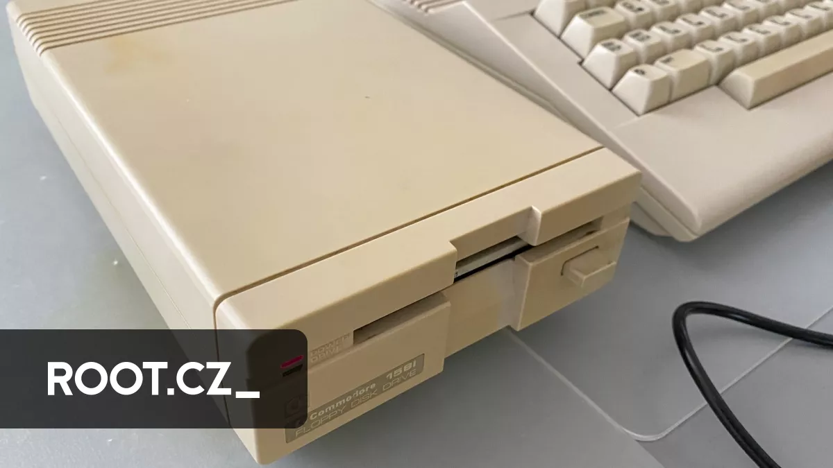 Třetí zastavení u počítače Commodore 64: 3,5" disketovka Commodore 1581 ...