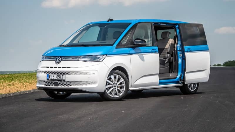 Test Volkswagen Multivan T7 e-Hybrid: konstrukcí i pohonem trhá partu ...