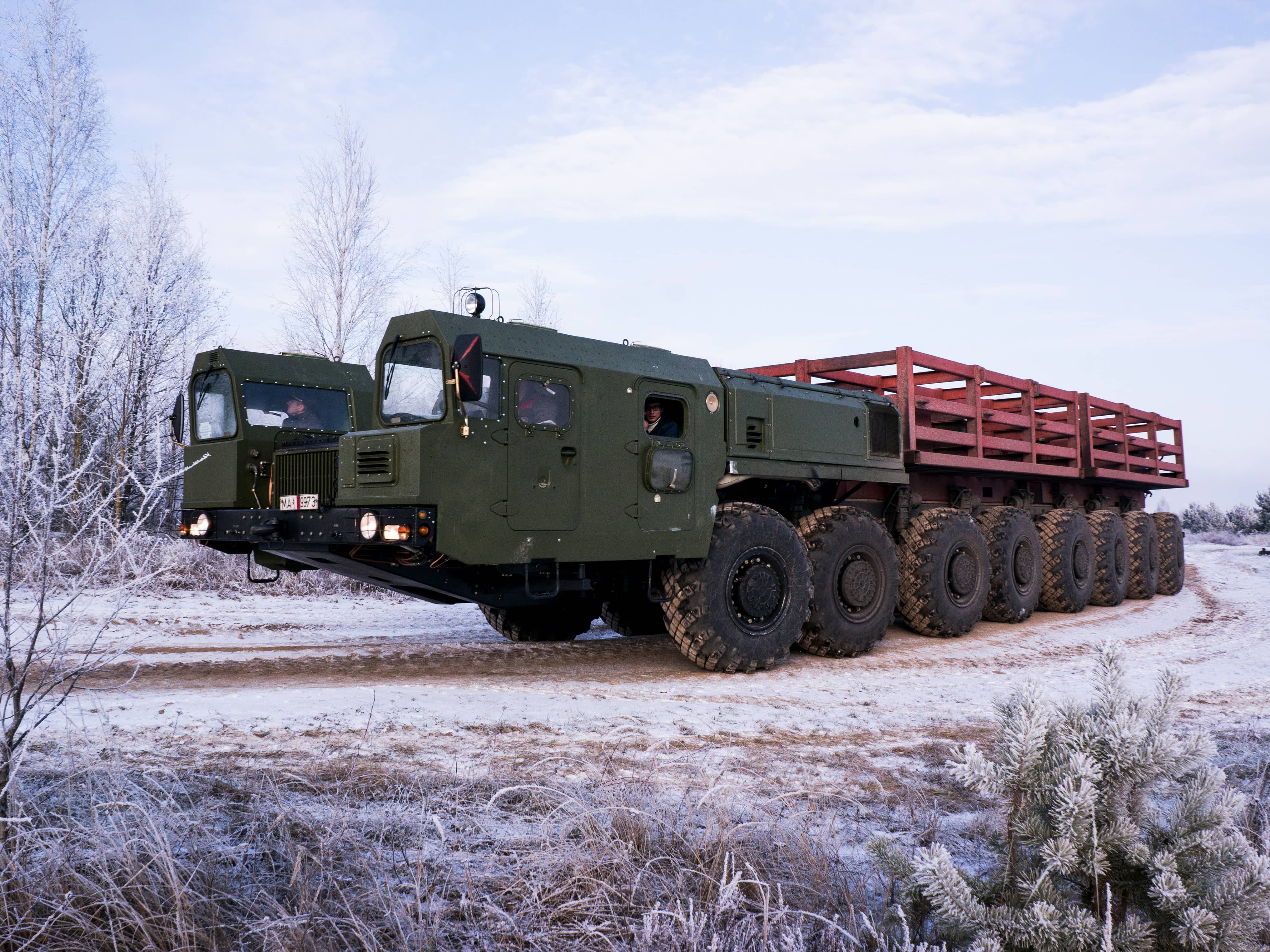 Sovětské kolosy MAZ uvezly i mezikontinentální střely. Poháněly je ...