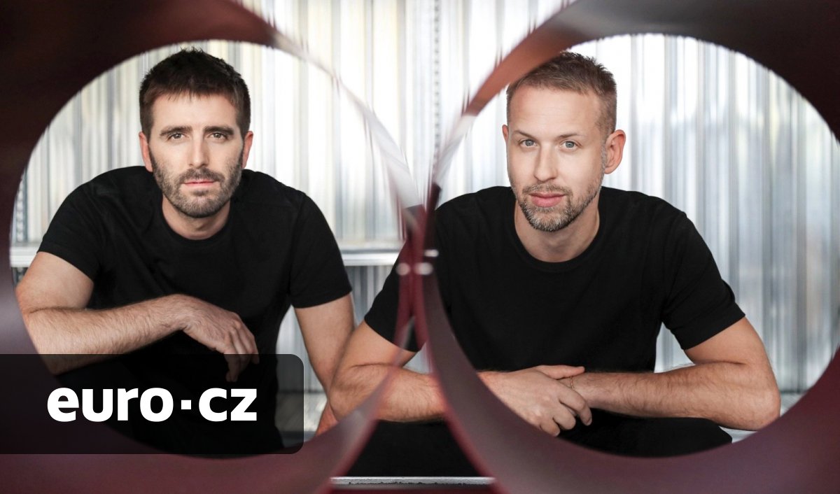 Česká nábytkářská tradice znovu ožívá. Květinové stolky od značky Master & Master jdou na dračku ...