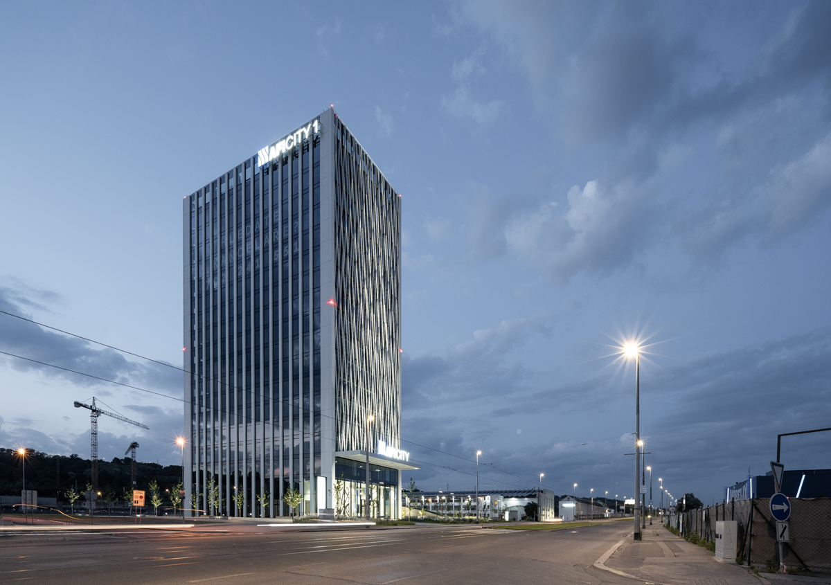 Na místě bývalé ruiny vyrostla moderní věž. AFI Tower je podle svého ...