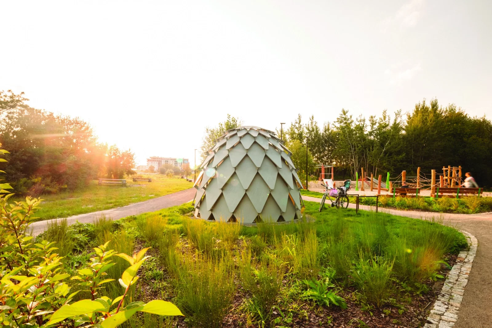 Říká, že vyrábí „neviditelný design“. Městské lavičky Davida Karáska ...