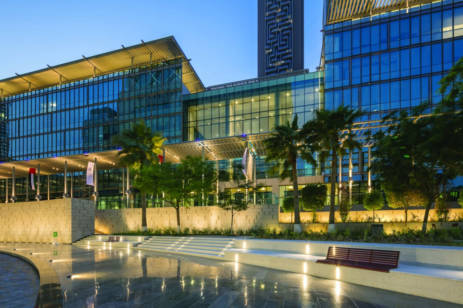 Říká, že vyrábí „neviditelný design“. Městské lavičky Davida Karáska fascinují, produkty jeho ...