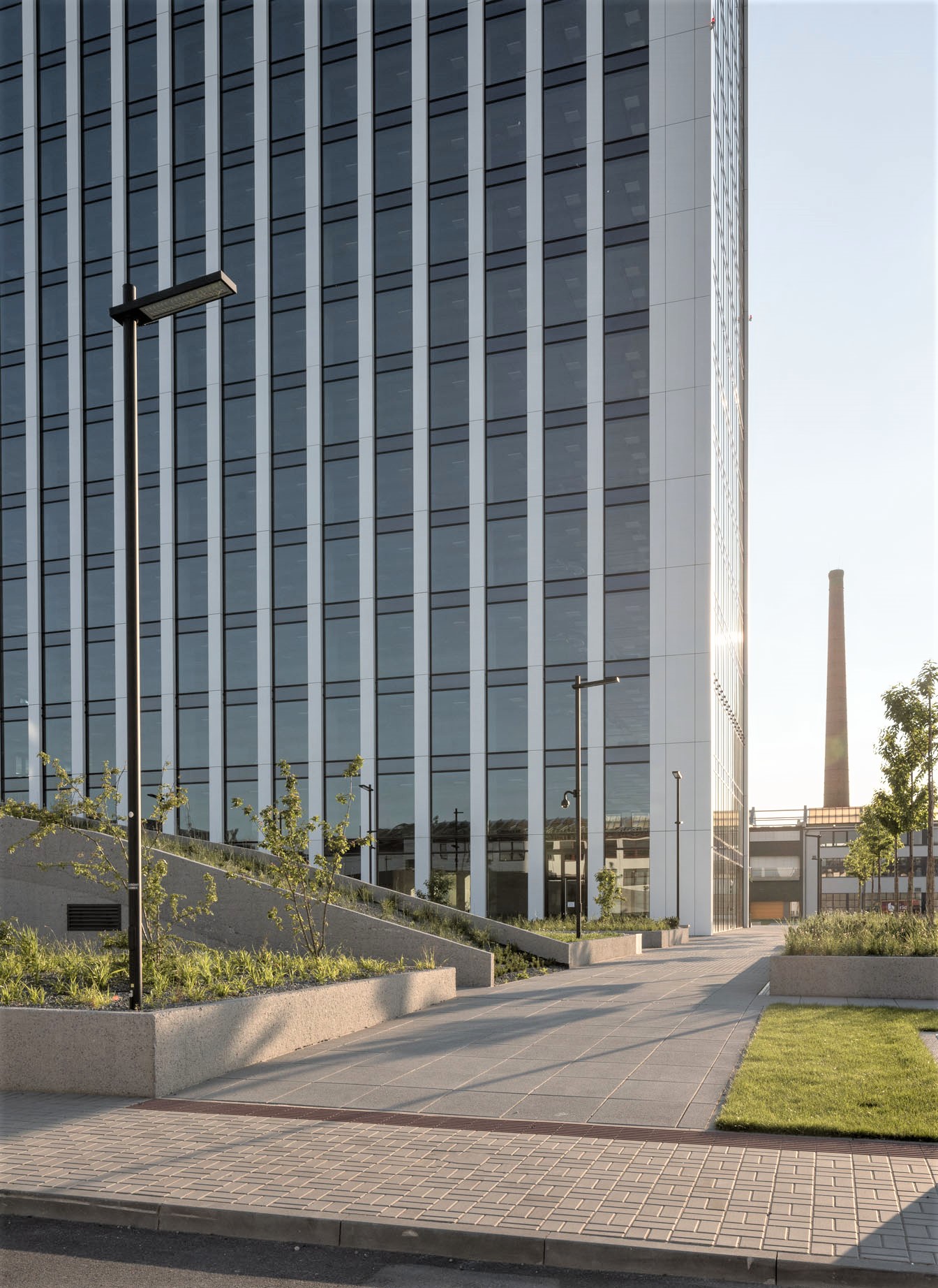 Na místě bývalé ruiny vyrostla moderní věž. AFI Tower je podle svého ...