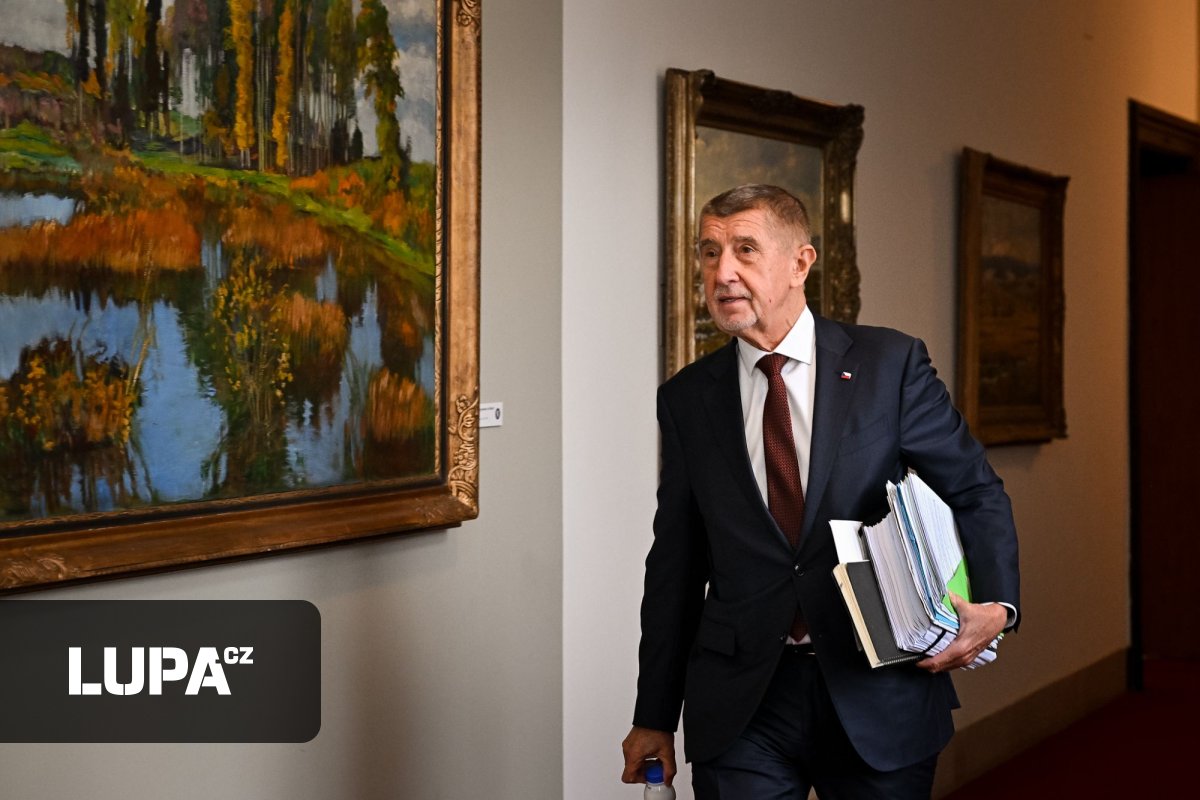 Vláda v pondělí projedná zrušení poplatků. Ředitelé ČT a ČRo částku z ...